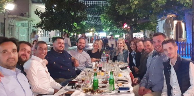 ΚΑΜΑΡΩΣΤΕ ΤΟΥΣ! ΓΑΛΑΖΙΑ ΣΤΕΛΕΧΗ ΣΕ ΠΡΟΚΛΗΤΙΚΟ ΦΑΓΟΠΟΤΙ – ΤΑ ΜΕΤΡΑ ΕΙΝΑΙ ...