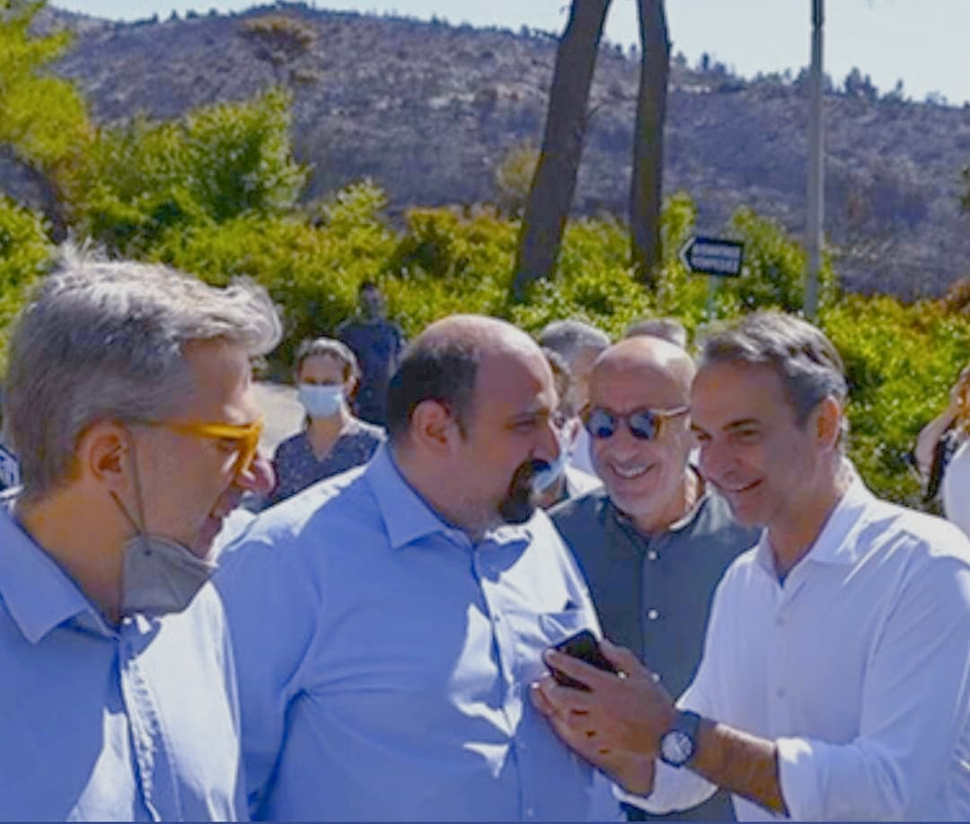 Πάλι καίγεται η Ελλάδα και ο Κούλης... στην καρακοσμάρα του