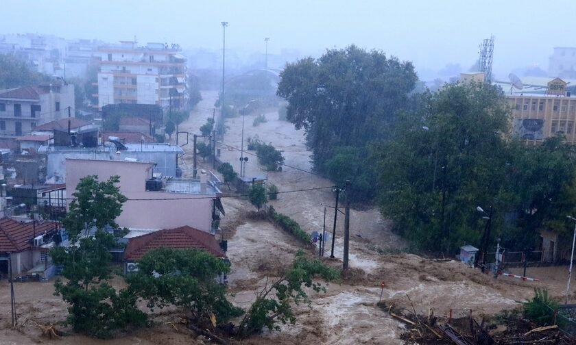 Η Ελλάδα της μεταπολίτευσης καταρρέει μπροστά στα μάτια μας